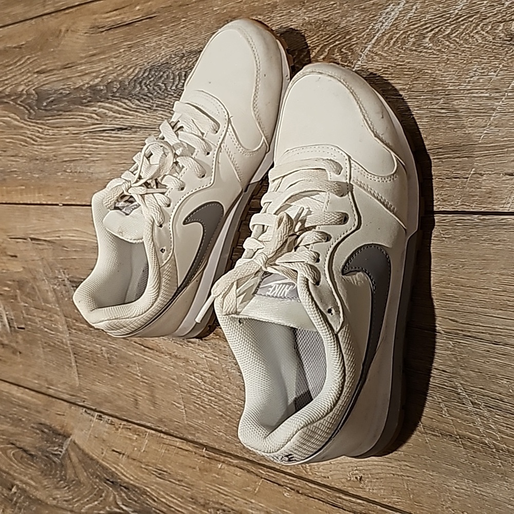Nike Md Runner 2. Size 8. - Gem